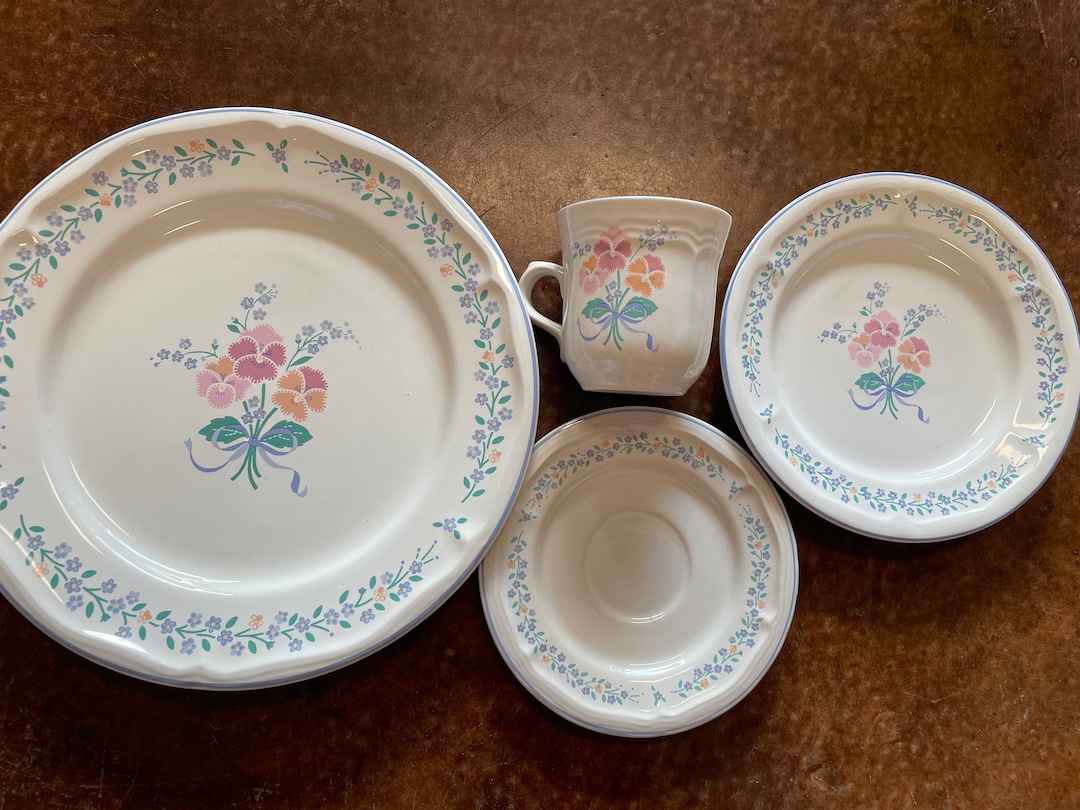 Treasure Craft Auntie Em Dinnerware: Floral Farmhouse Decor ...