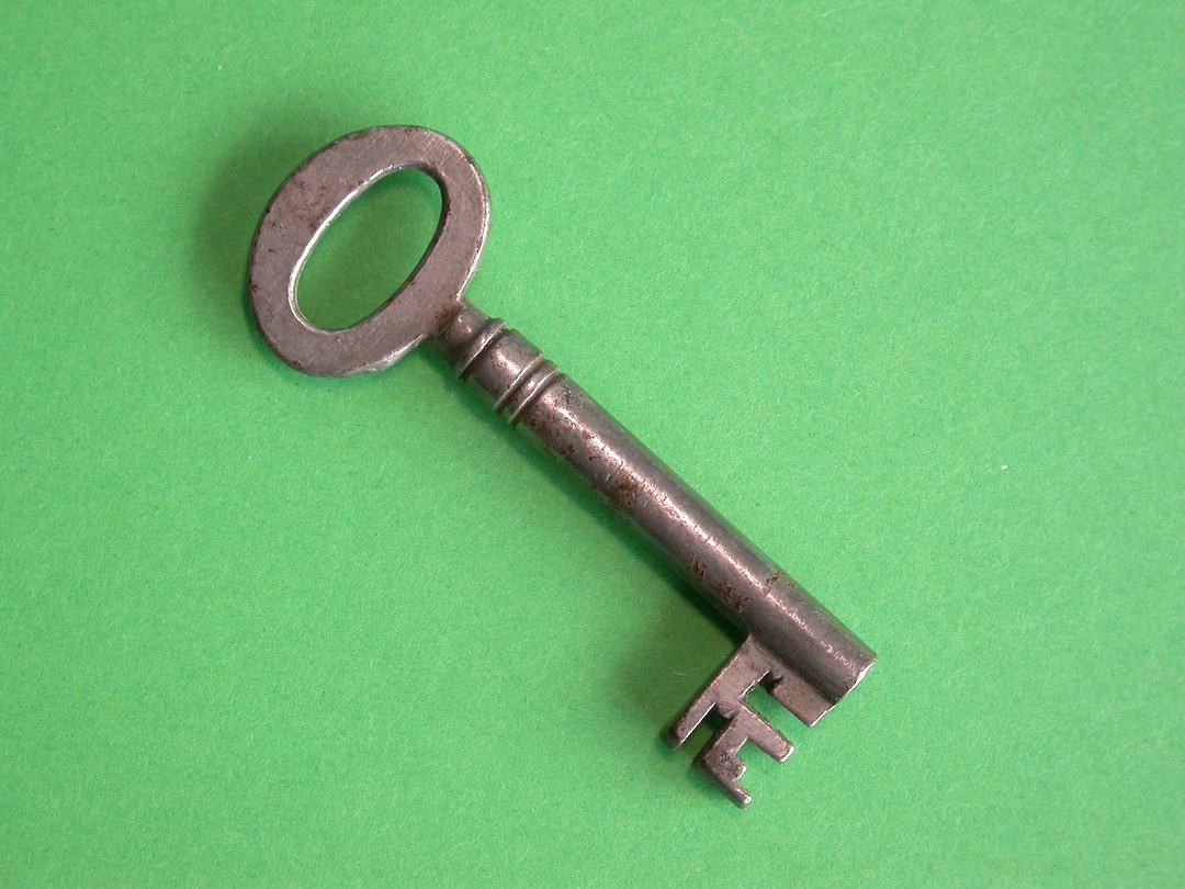 Small Antique Flat Bow Steel Key - Etsy