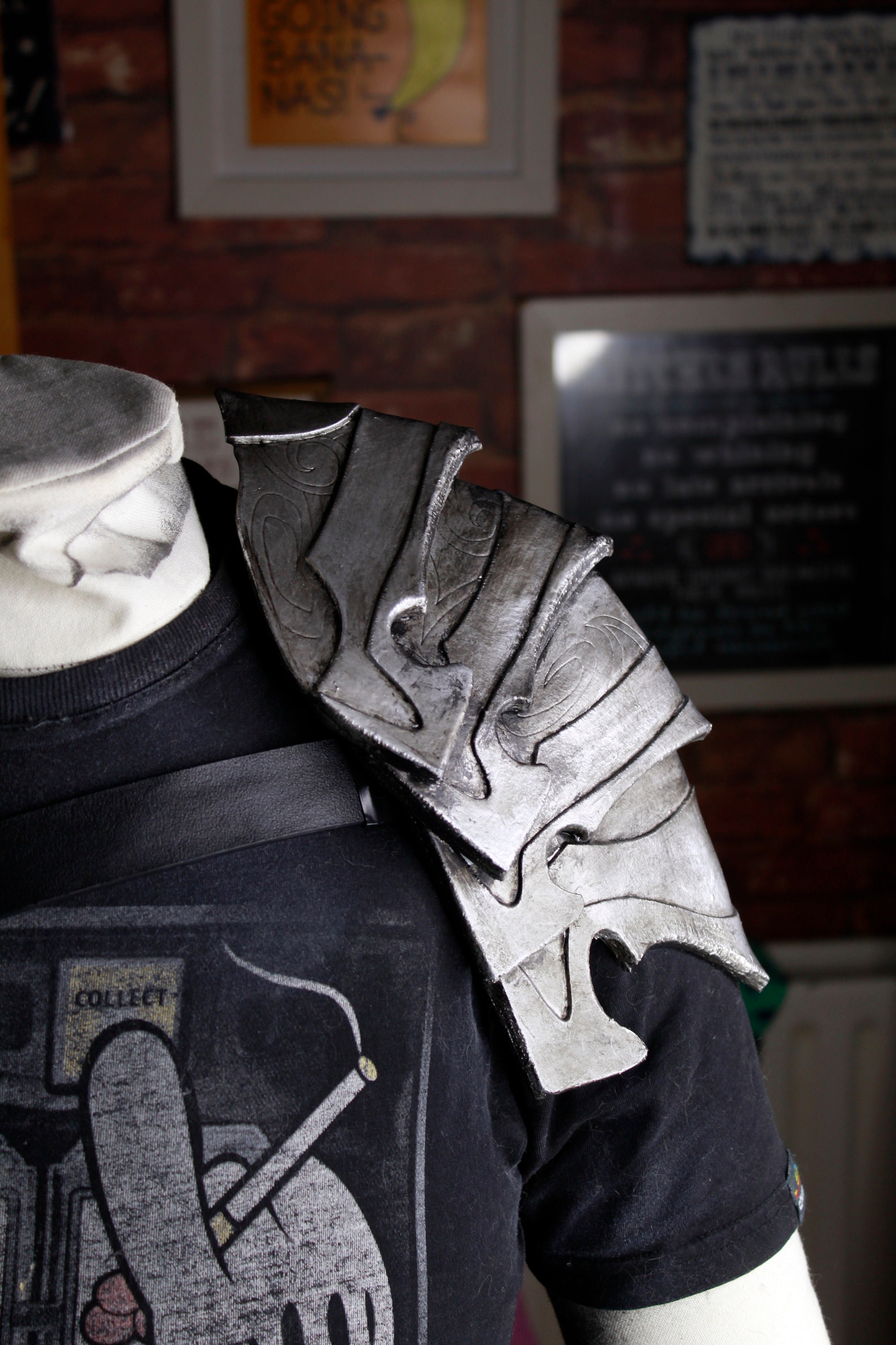 Pauldron wolf-esque - Etsy