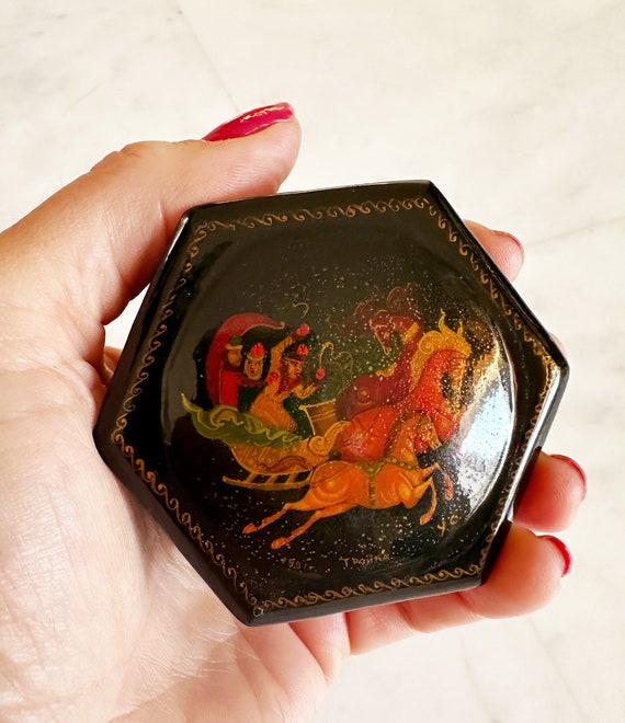 hand painted hexagon laquer jewellery box, three hors… - Gem