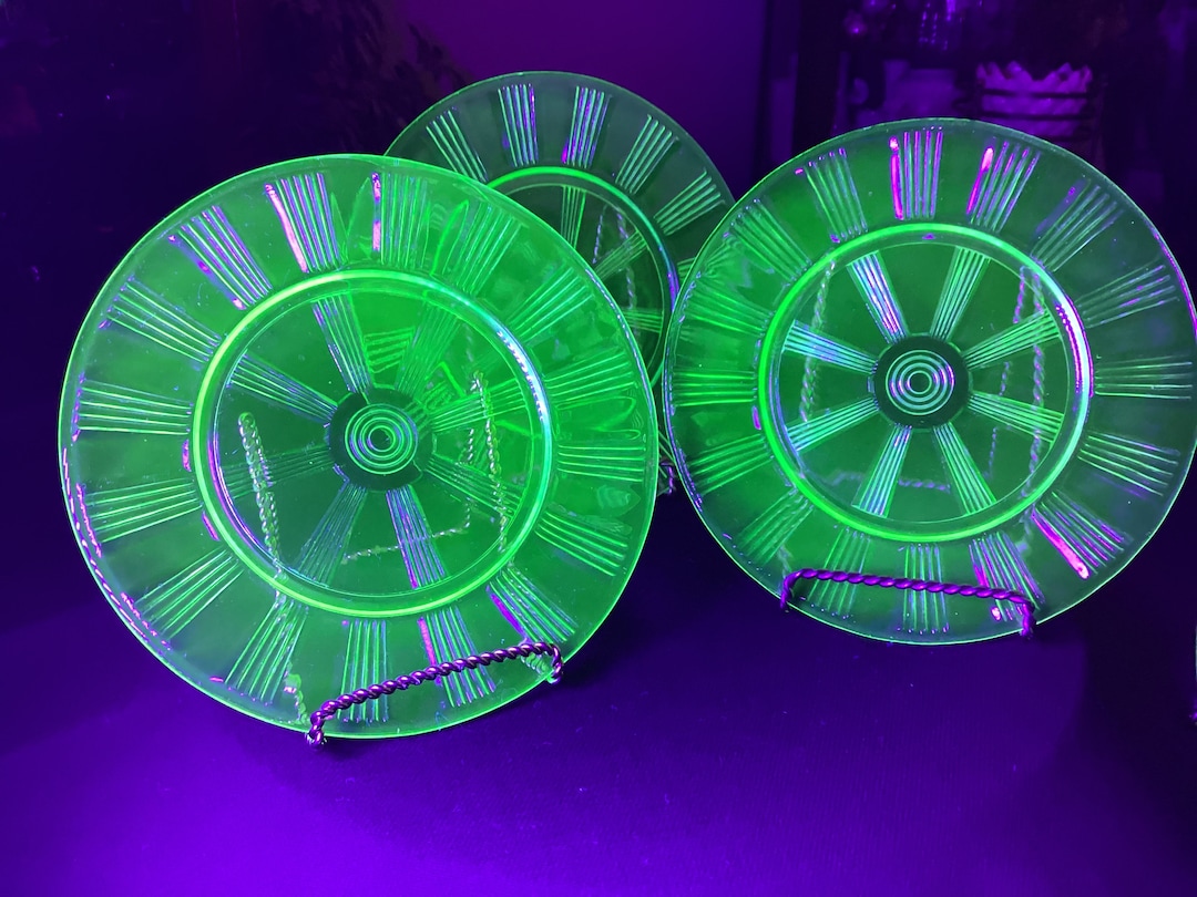 UV Uranium Vaseline Glass Sandwich Plates Unique Design Great Dart ...