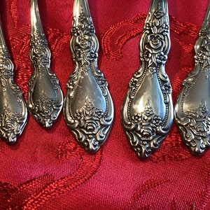 Woodsworth Pattern Oneida Stainless Steel Elegant Roses 35 Pieces in New Condition Tableware ...