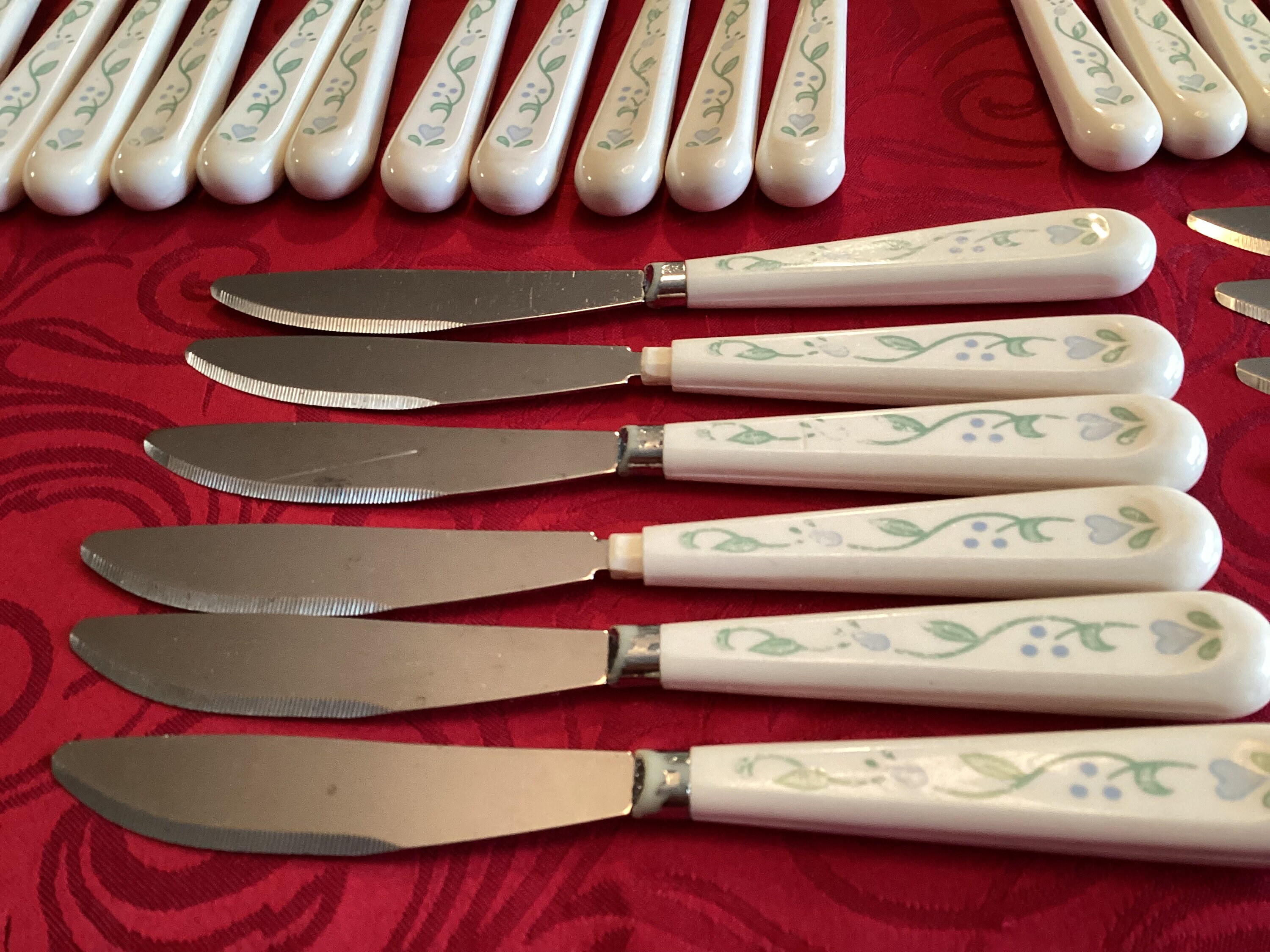 62 Pieces of Vintage Retro Cutlery Set With White Decorative Handles ...