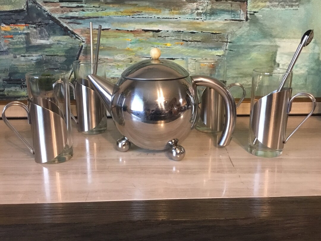 Cuisinox Tea Pot and 4 Glasses With Metal Handles and Holders That Hold ...