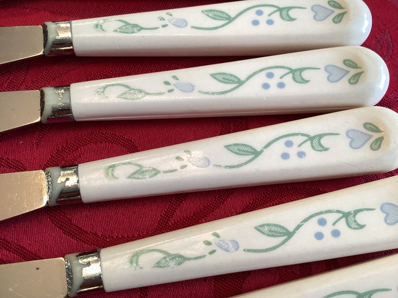 62 Pieces of Vintage Retro Cutlery Set With White Decorative Handles ...