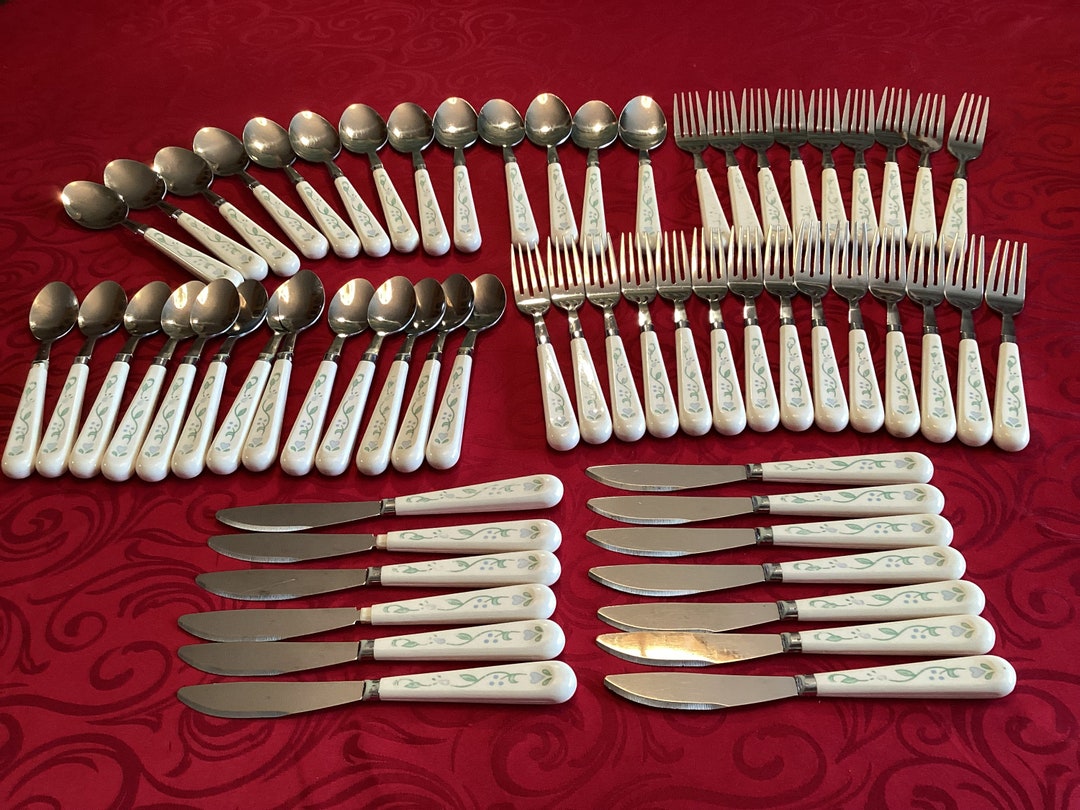 62 Pieces of Vintage Retro Cutlery Set With White Decorative Handles ...