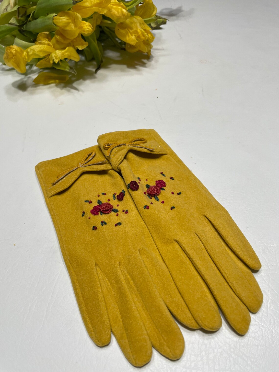 Hand Embroidered Elegant Vintage Gloves. - Etsy
