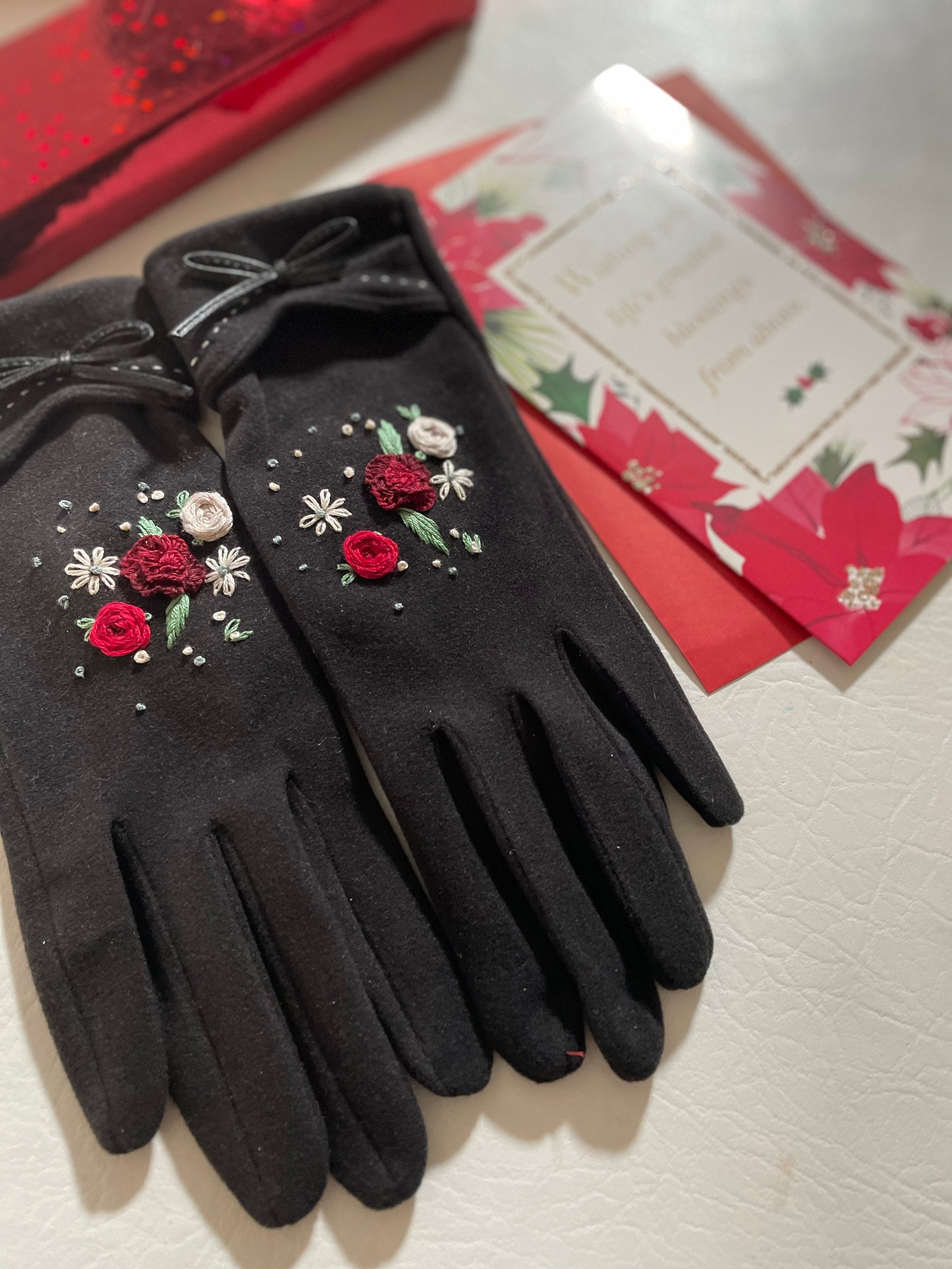 Hand Embroidered Elegant Vintage Gloves. - Etsy