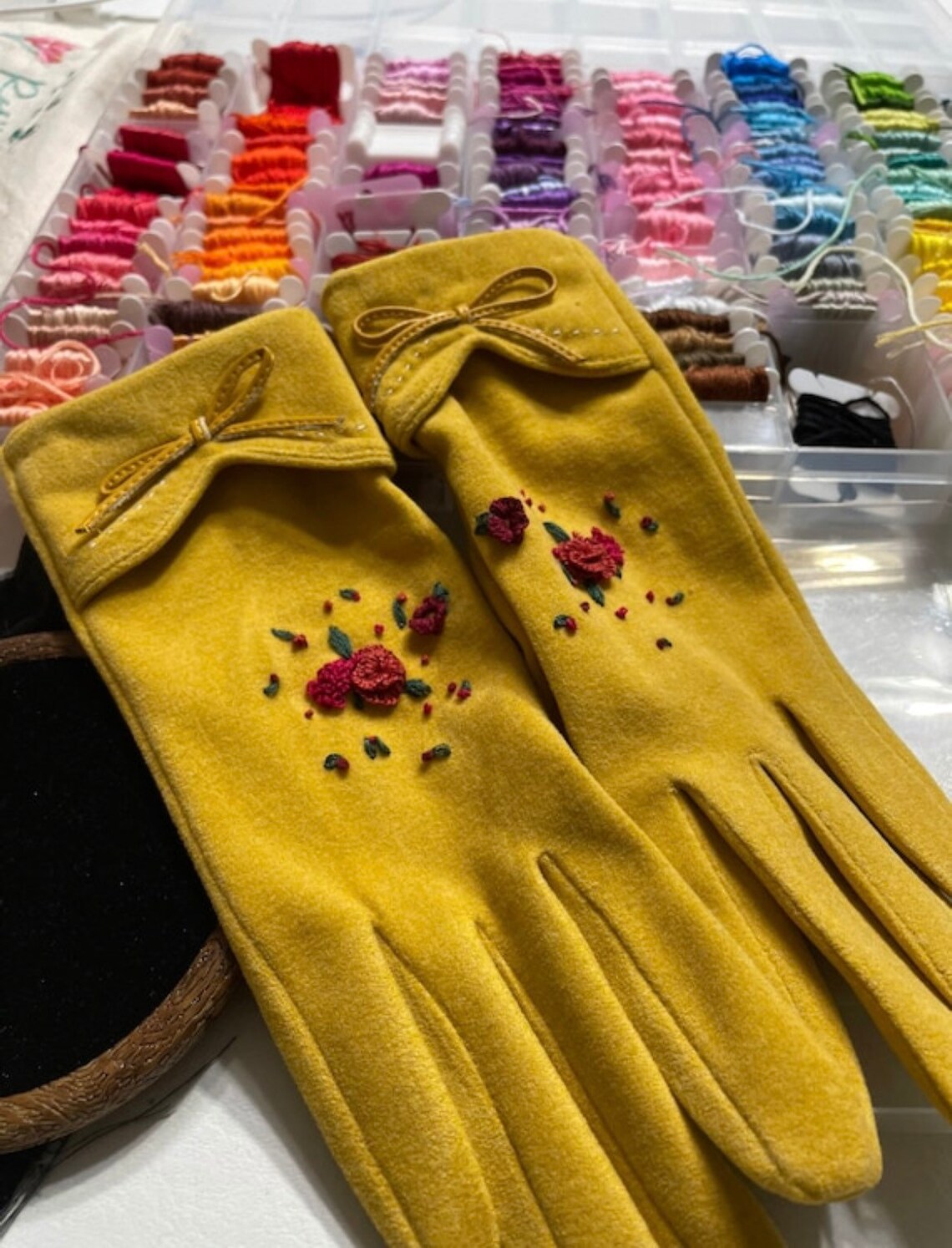Hand Embroidered Elegant Vintage Gloves. - Etsy