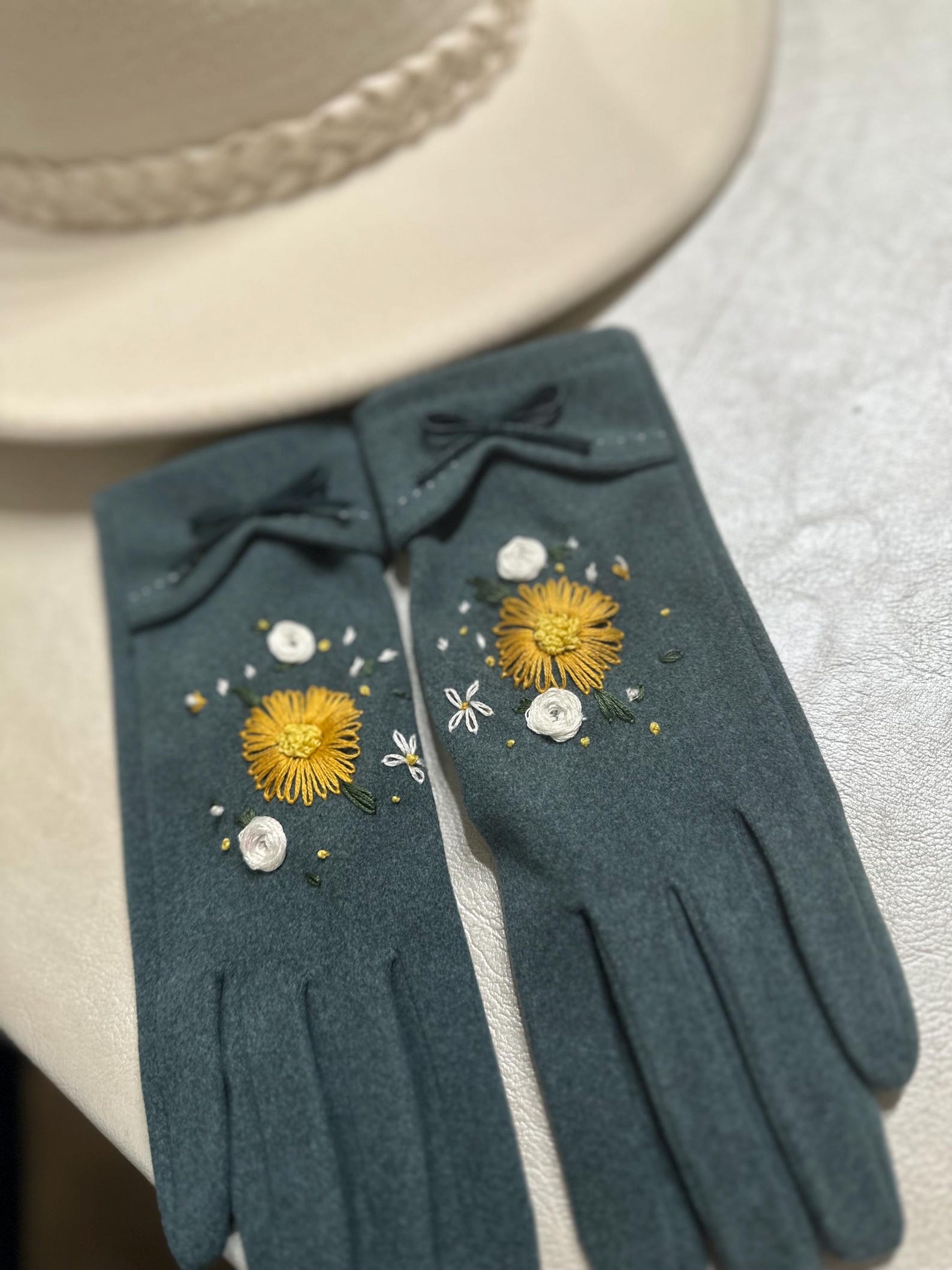 Hand Embroidered Elegant Vintage Gloves. - Etsy