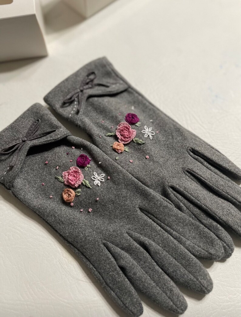 Hand Embroidered Elegant Vintage Gloves. - Etsy