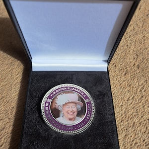 Queen Elizabeth II Commemorative Coin in Box - A Life of Service - Etsy