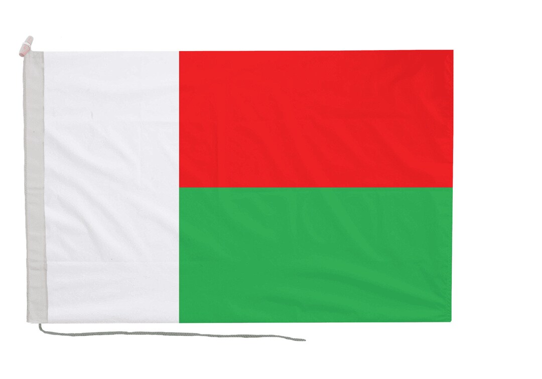 Madagascar Flag With Eyelets or Rope and Toggle - Hand Made in the UK ...