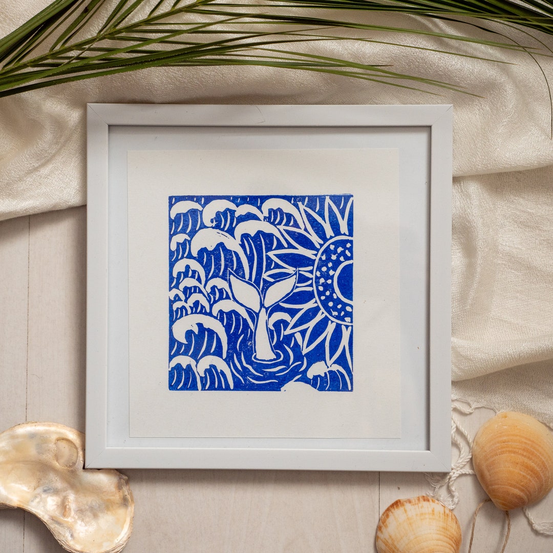 Linogravure noir/bleu/orange été queue baleine océan vague soleil ...