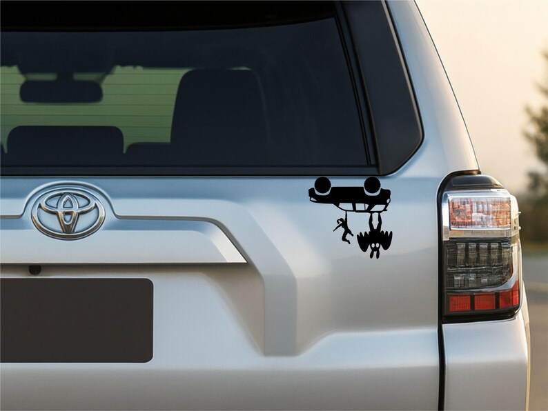 Mothman y su hembra colgando de una 4Runner de sexta generación ...