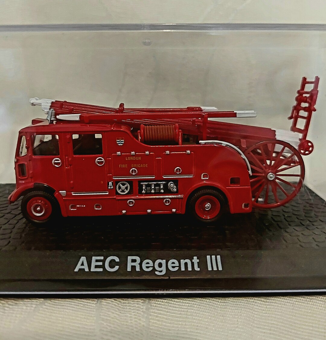 Oxford Die Cast AEC Regent 111 London Fire Engine in Pristine Condition ...