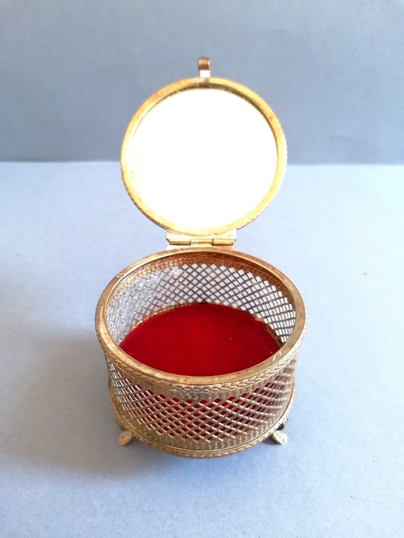 Round vintage trinket box, filigree metal jewelry box… - Gem