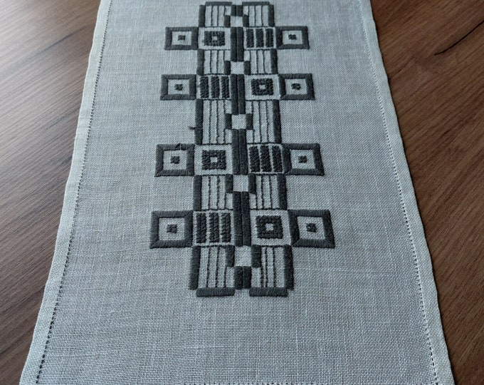 Hand Embroidered Scandinavian Vintage Table Mat , Linen Doily ...