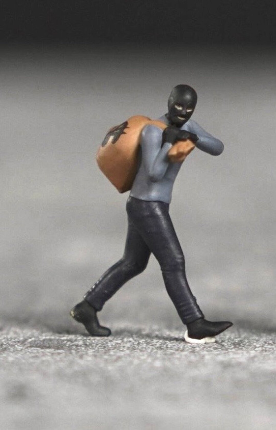 HO 1/64 43 24 1/18 Scale Thief With Sack Escaping Figure Handpaint B4 ...