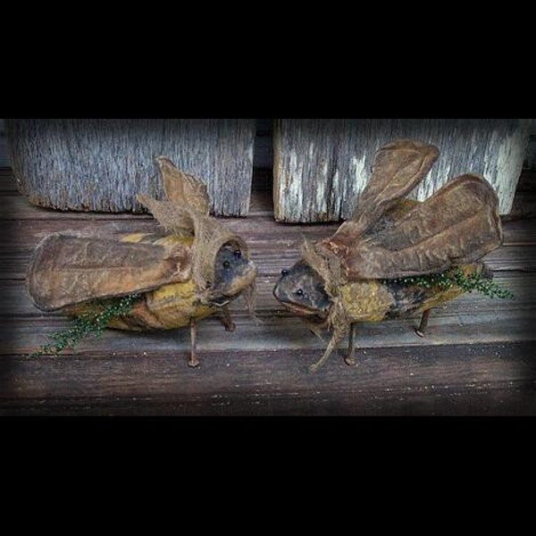 Primitive Bee - Etsy