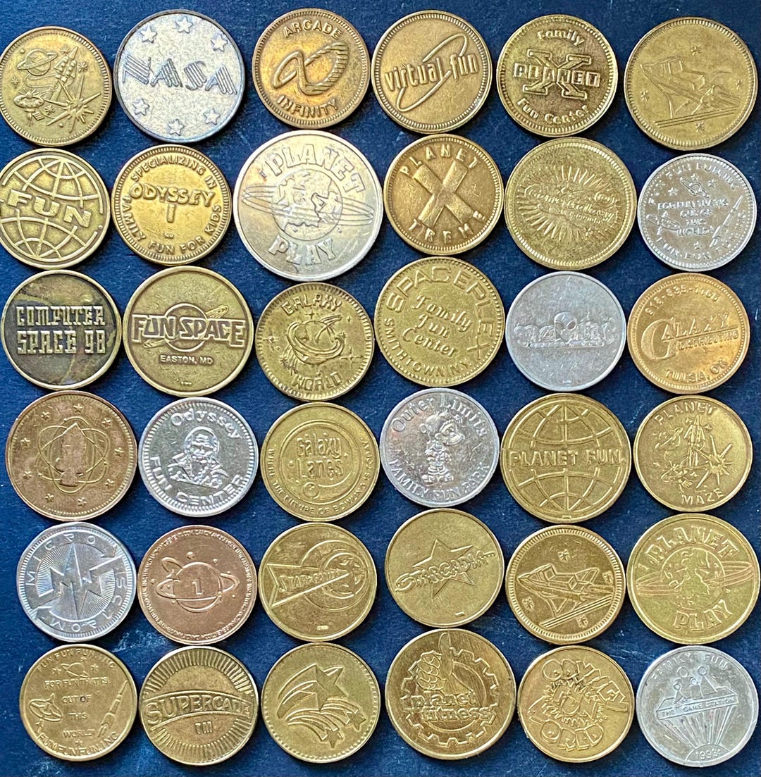 Ein Far-Out-Set mit 36 seltenen Vintage-Outer Space Arcade-Token aus ...