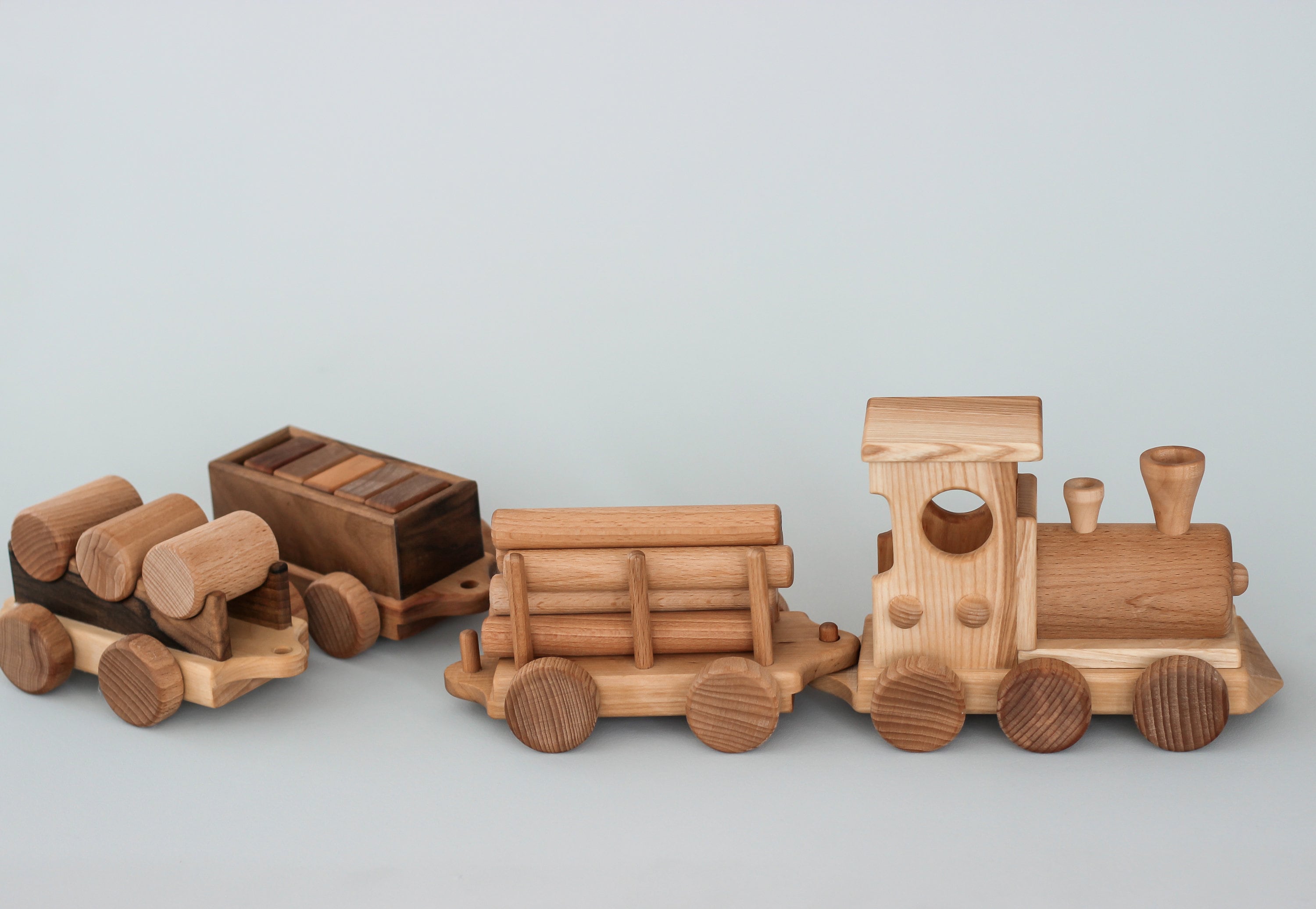 Tren de madera sobre ruedas con vagones, regalo del Día del Padre ...