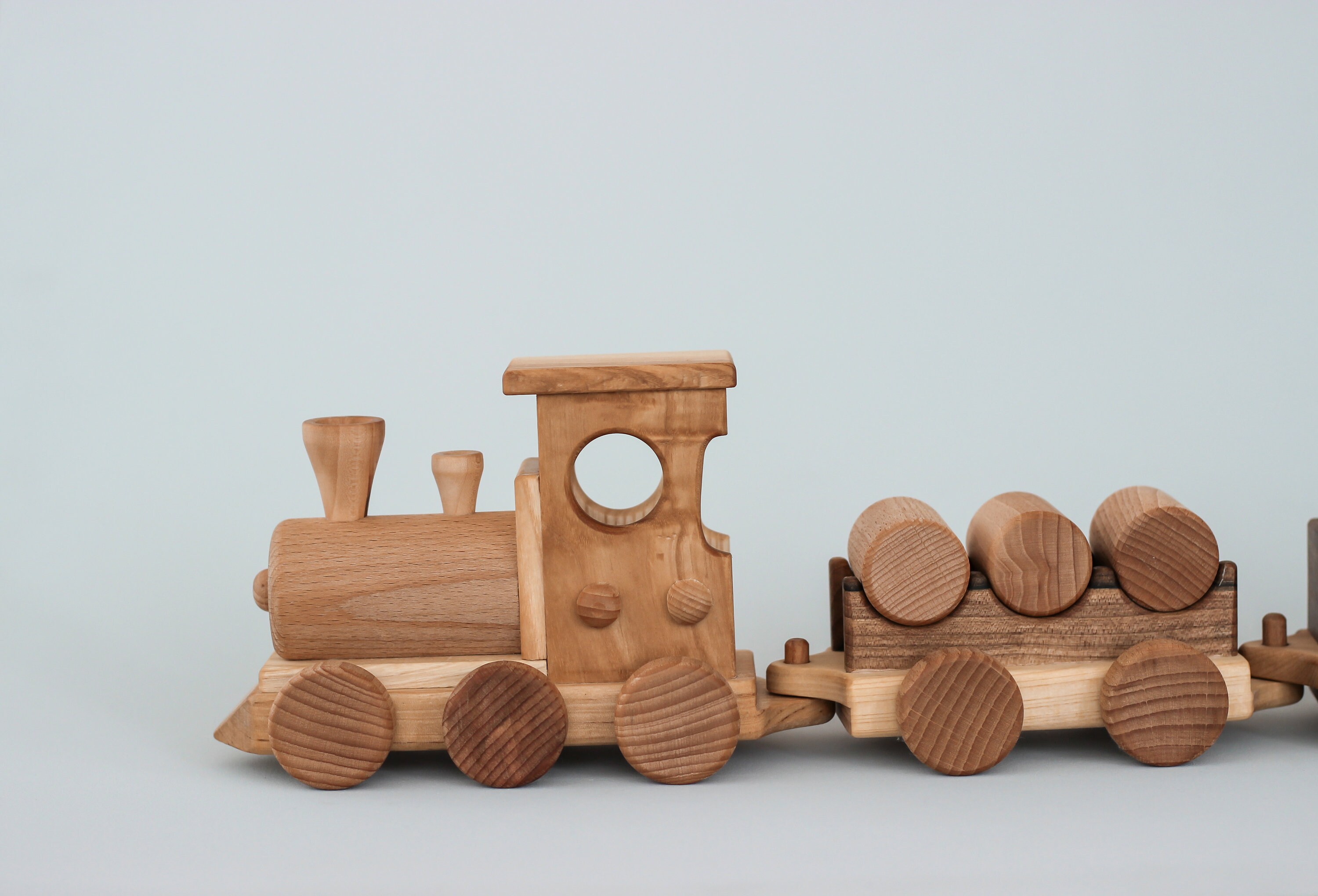 Tren de madera sobre ruedas con vagones, regalo del día del padre ...