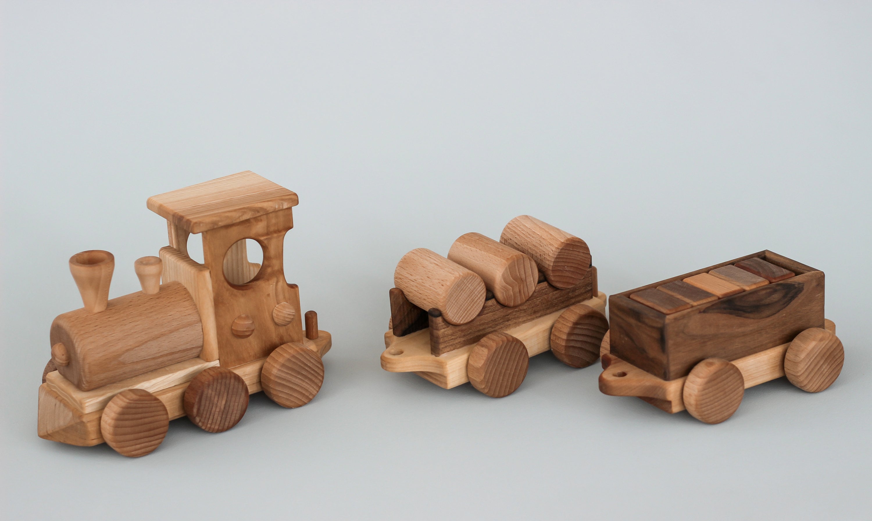 Tren de madera sobre ruedas con vagones, regalo del Día del Padre ...