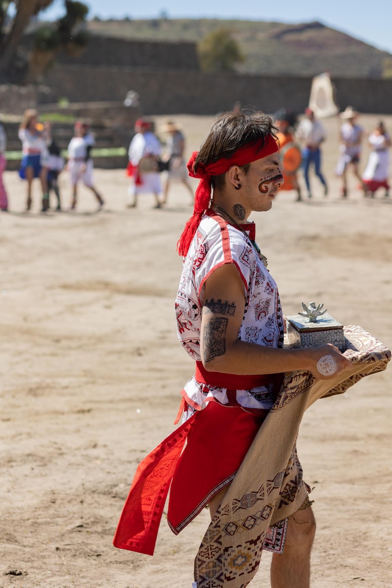 Centzontotochtin Yoyomitl, 400 Rabbits, Maxtlatl, Xicolli. Aztec Dancer ...