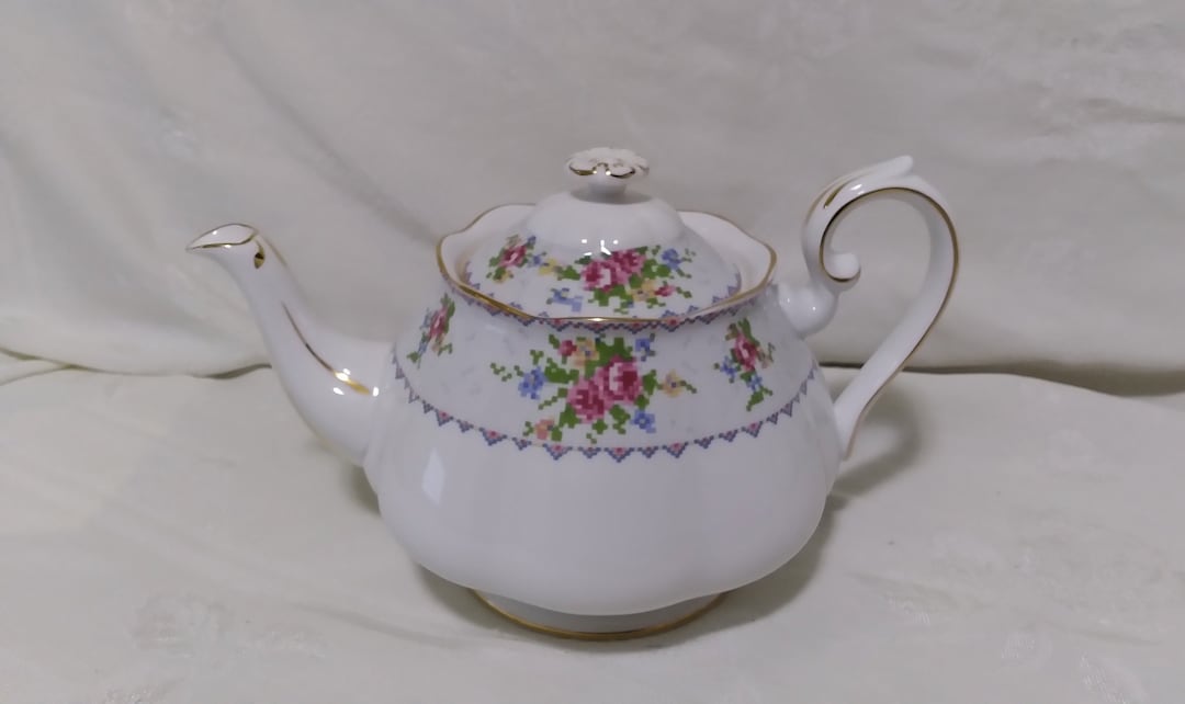 ROYAL ALBERT PETIT Point Teapot 4-5 Cup - Etsy