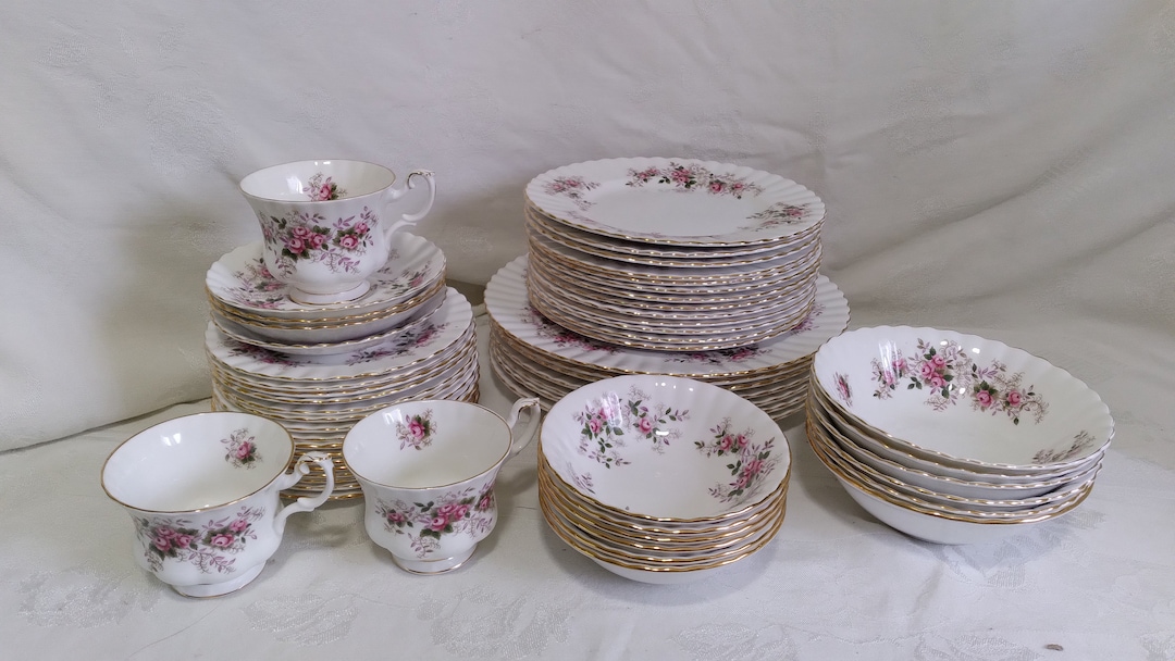ROYAL ALBERT LAVENDER Rose Dinnerware Plates, Bowls, Cups & Saucers ...