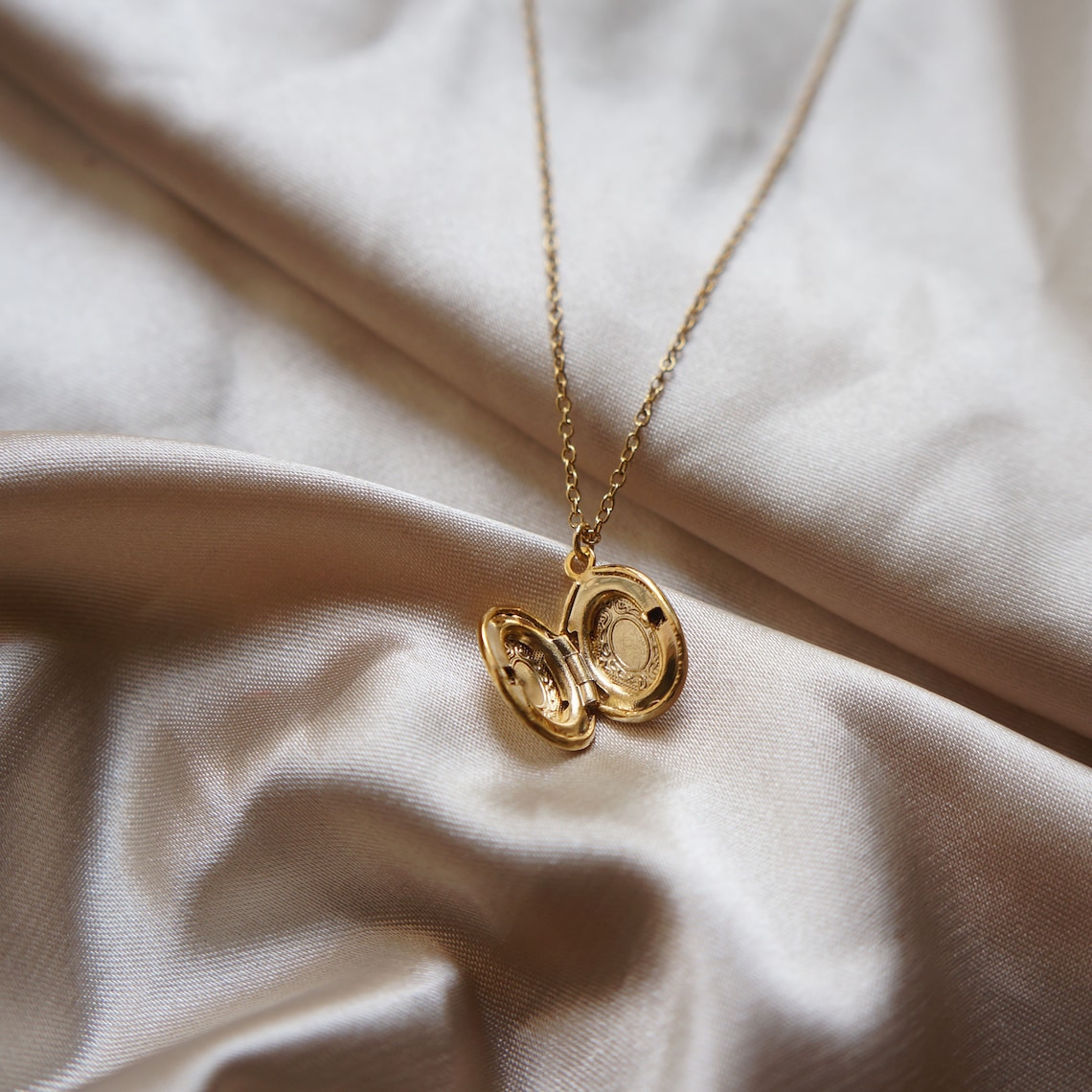 Tiny Oval Locket Necklace Vintage Inspired Necklace Locket - Etsy