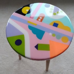 Round Abstract Colorful Groovy Vibrant Resin Side Coffee Tables, Pop ...