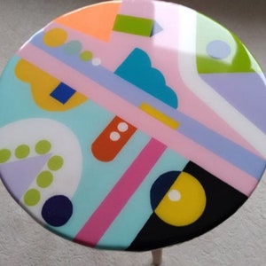 Round Abstract Colorful Groovy Vibrant Resin Side Coffee Tables, Pop ...