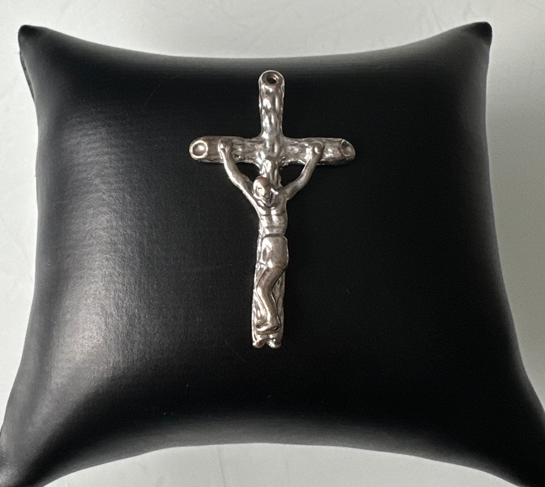Cross Fashion Jewelry Pendant - Cross With Jesus Motif in Silver Colors ...