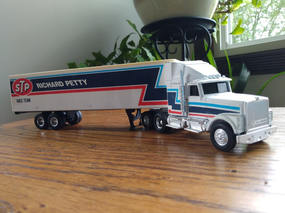 Ertl 1/64 Scale STP Richard Petty Race Team - True Value Semi-truck ...