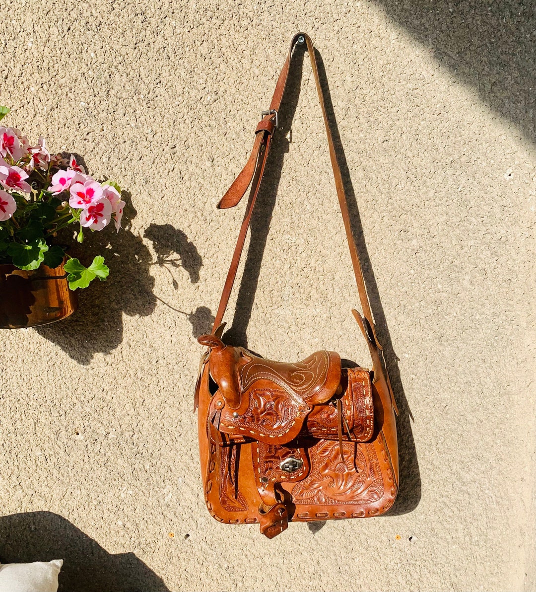 VINTAGE 1960s/70s Mexican Tooled Leather Saddle Shape Bag - Etsy