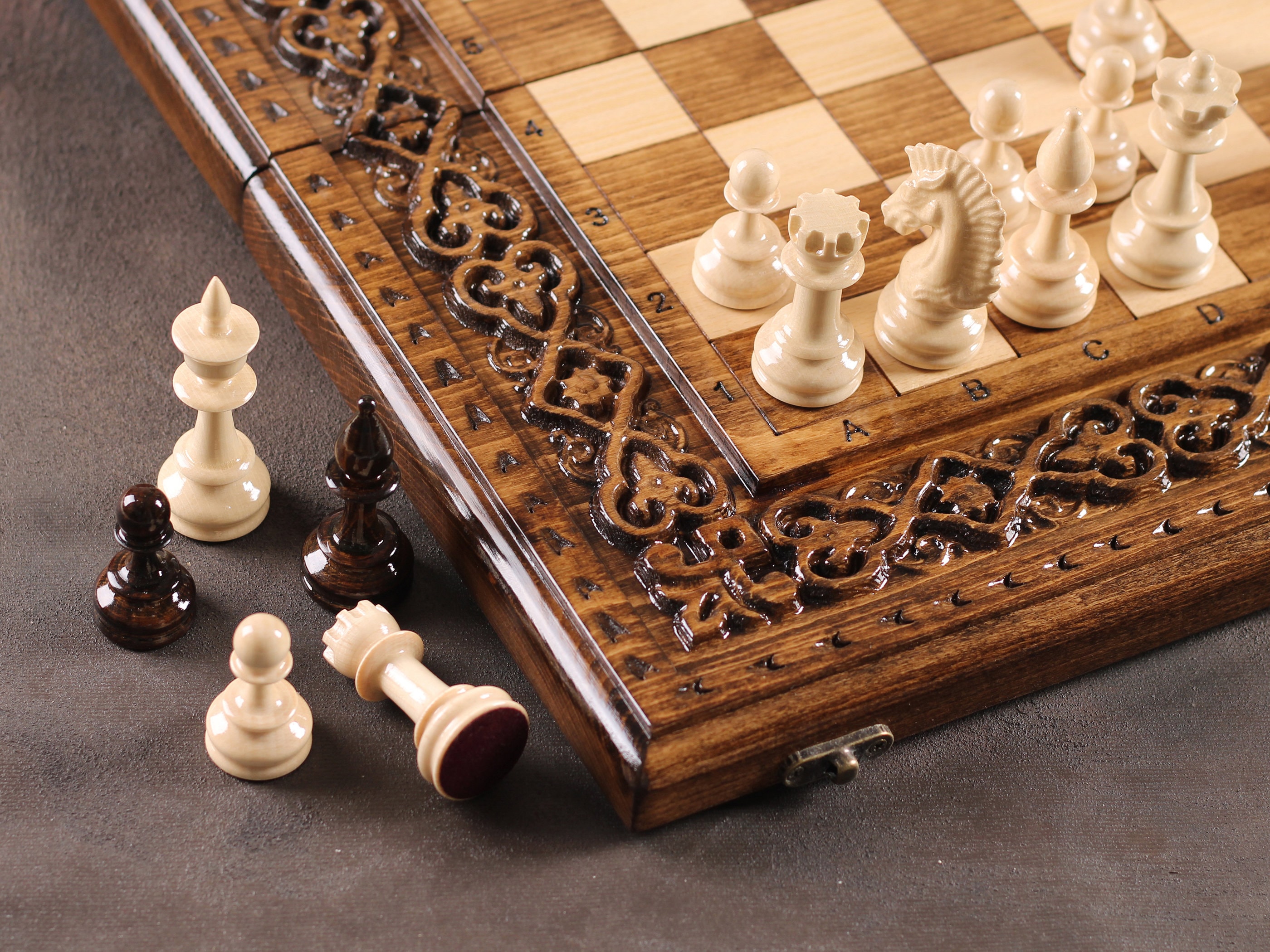 Hand-carved Wooden Chess Set With Beautiful Carved Patterns ...
