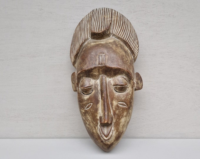 Vintage Afrikaans Masker Vervaardigd Uit Hout En Met De Hand Gesneden ...