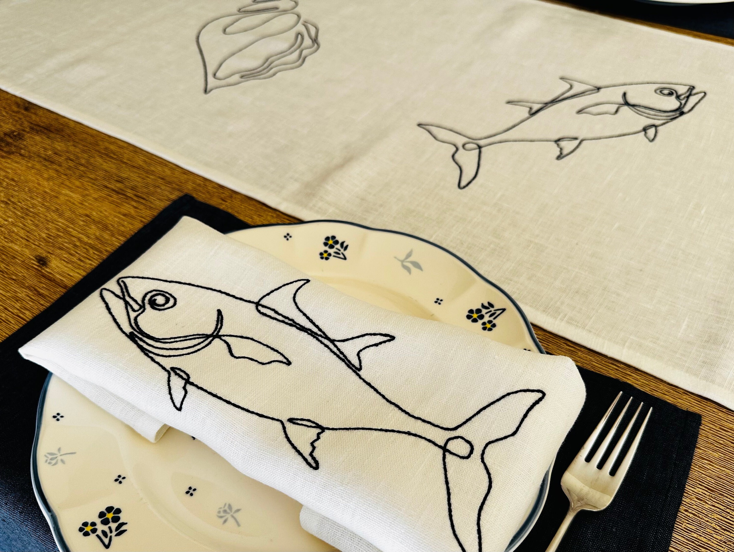 Linen Dinner Napkins With S Fish, a Lobser, a Crab and a Shell ...