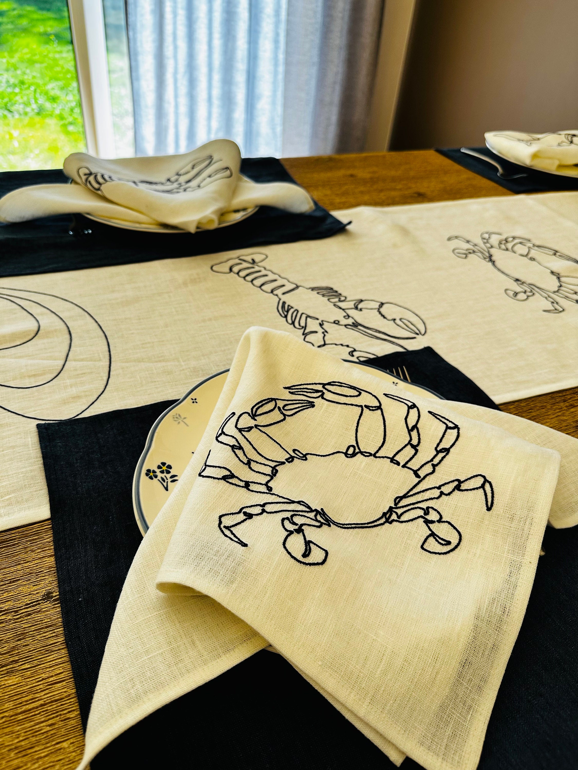 Linen Dinner Napkins With S Fish, a Lobser, a Crab and a Shell ...