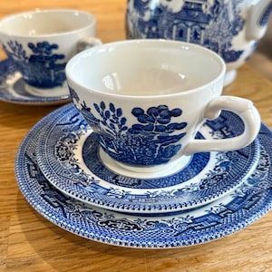 CHURCHILL WILLOW PATTERN Vintage With Magnificent Blue / White Transfer ...