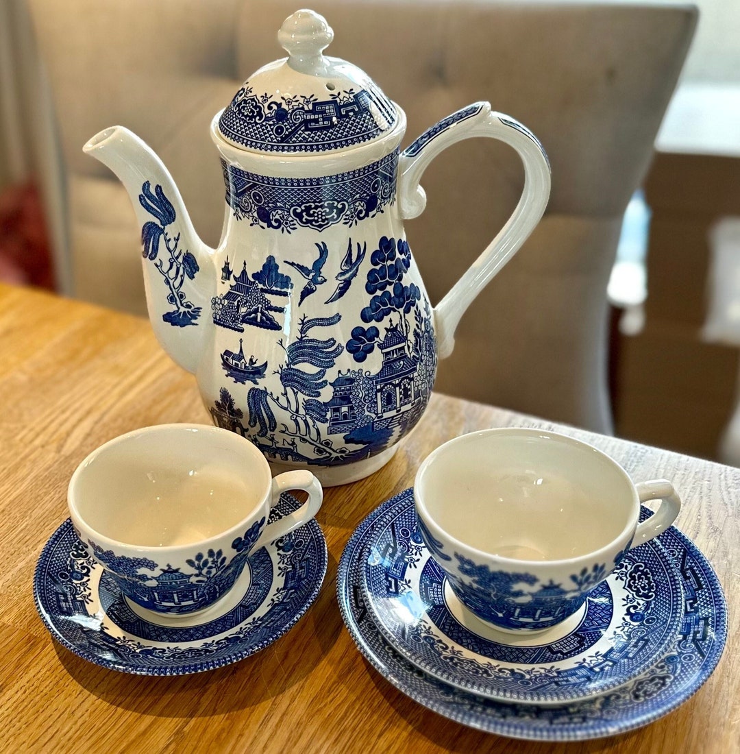 CHURCHILL WILLOW PATTERN Vintage With Magnificent Blue / White Transfer ...