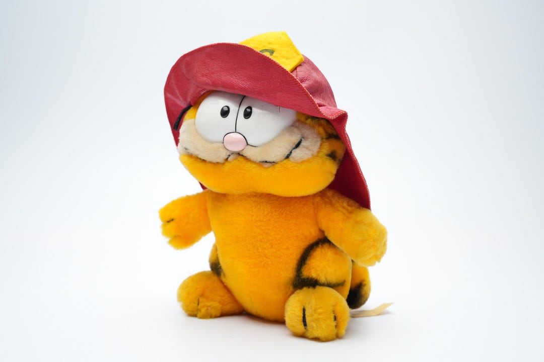 Vintage 1981 Garfield Plush With Firefighter Helmet – United Feature ...