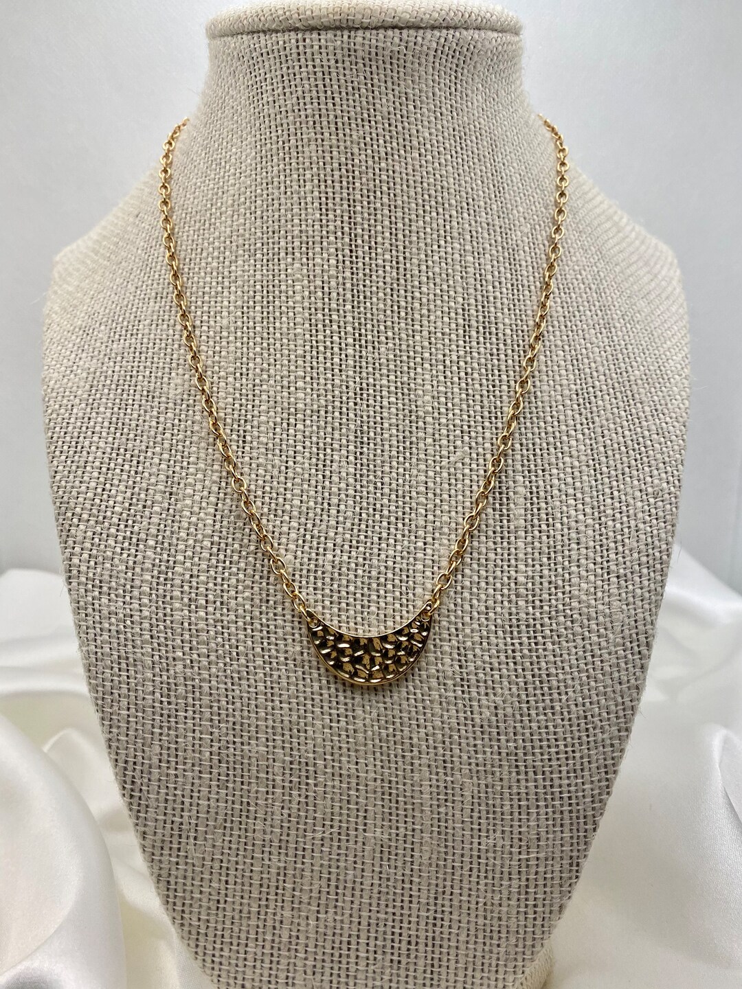 Gold Half Moon Necklace / Half Moon Jewelry - Etsy
