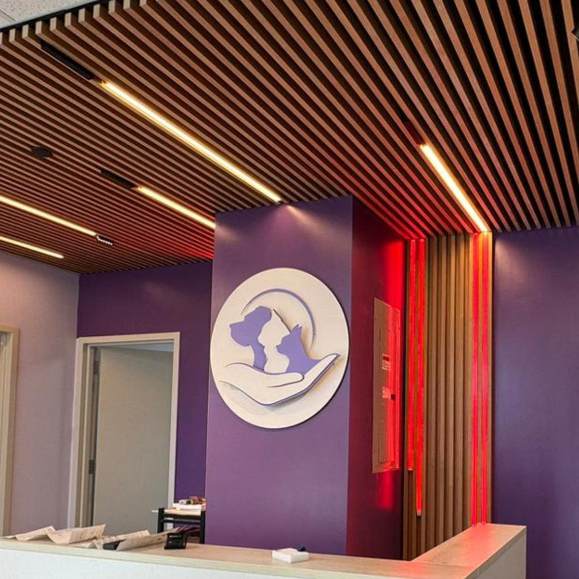 White Oak LED Wood Ceiling Panels Modern Reception Area Décor Custom ...