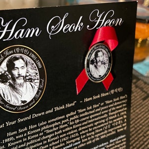 El filósofo coreano Ham Sok Hon (함석헌), el coreano Gandhi, la insignia del pin de la paz, el ...