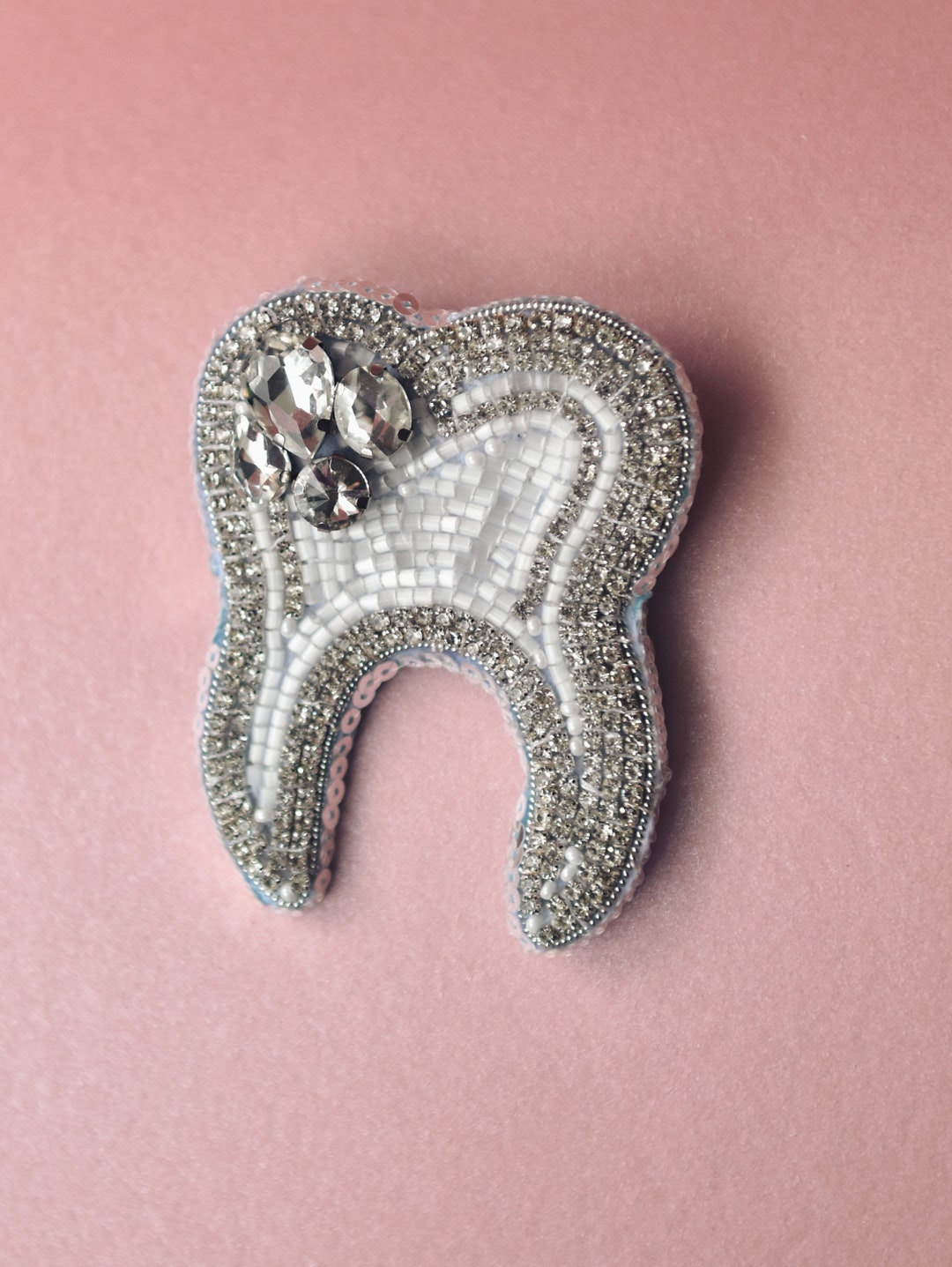 Broche à dents faite à la main, Broche brodée par le dentiste, Bijoux ...