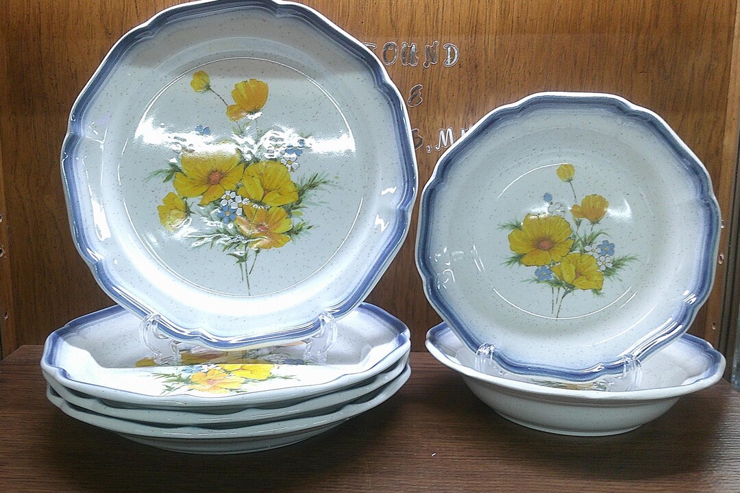 2501 Mikasa Country Club Amy CA503 Oven to Table Stoneware Blue Rim Yellow Flowers Great ...