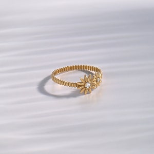Minimalist Diamond Daisy Ring 14k Solid Gold Flower Ring Dainty ...